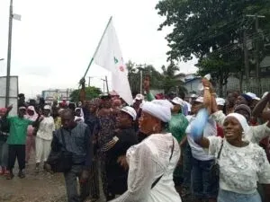 Primaries: Protesters storm Lagos APC secretariat, express grievances ...